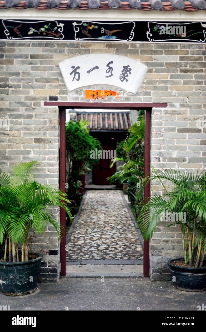 Traditional Chinese entry to a house Stock Photo - Alamy