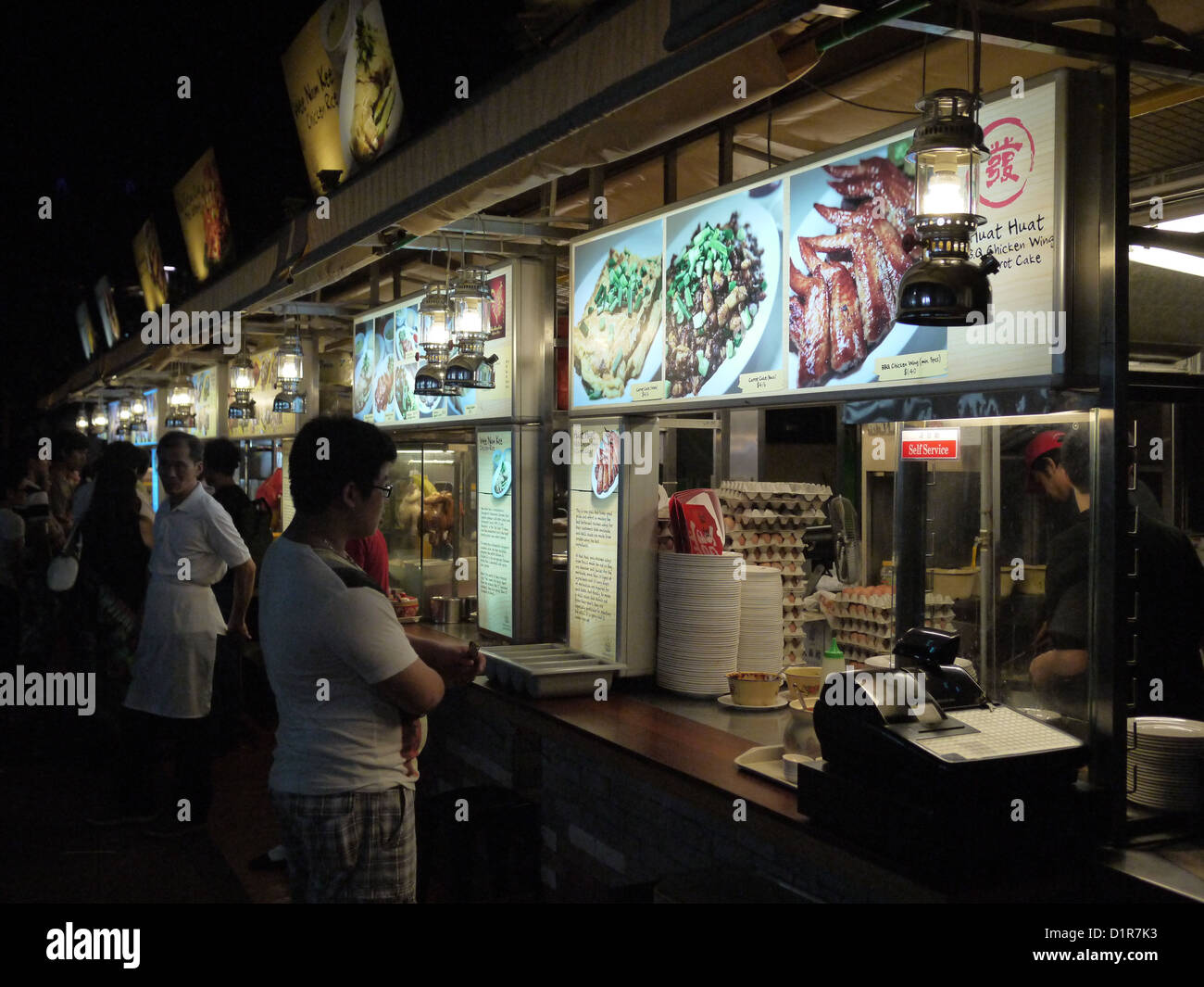 singapore hawker food stall night Stock Photo - Alamy
