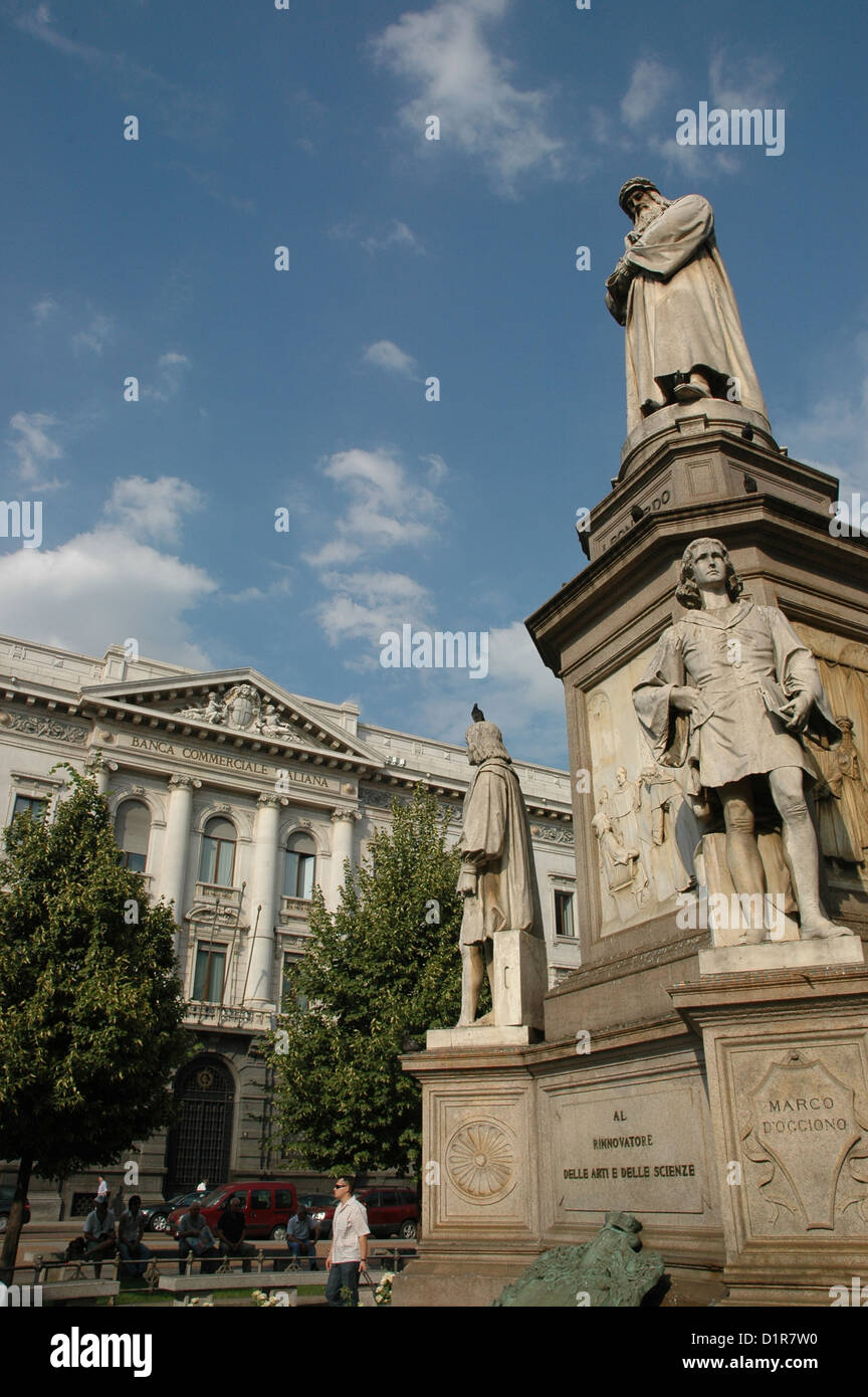 Milano, Italy: Piazza della Scala, monument to Leonardo da Vinci Stock ...