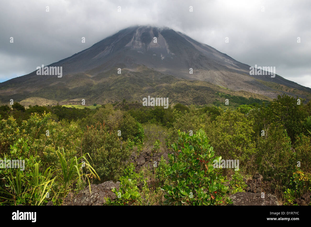 Cordillera de guanacaste volcano hi-res stock photography and images ...