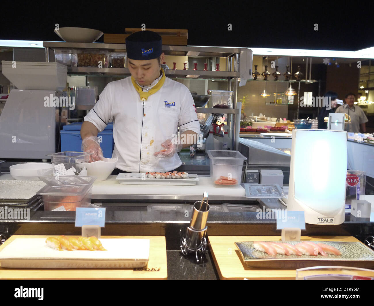 male chef making sushi inside restaurant Stock Photo - Alamy
