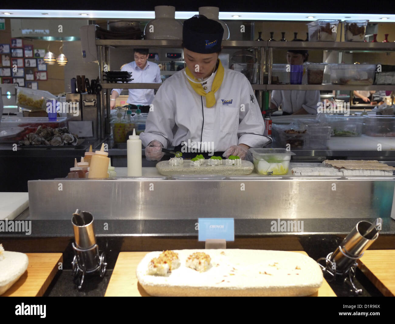 Asian chef making sushi restaurant kitchen Stock Photo - Alamy