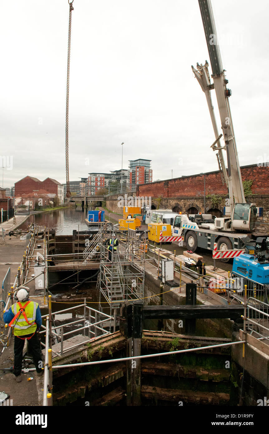 Office lock; Leeds & Liverpool canal, Leeds; replacing a lock gate ...