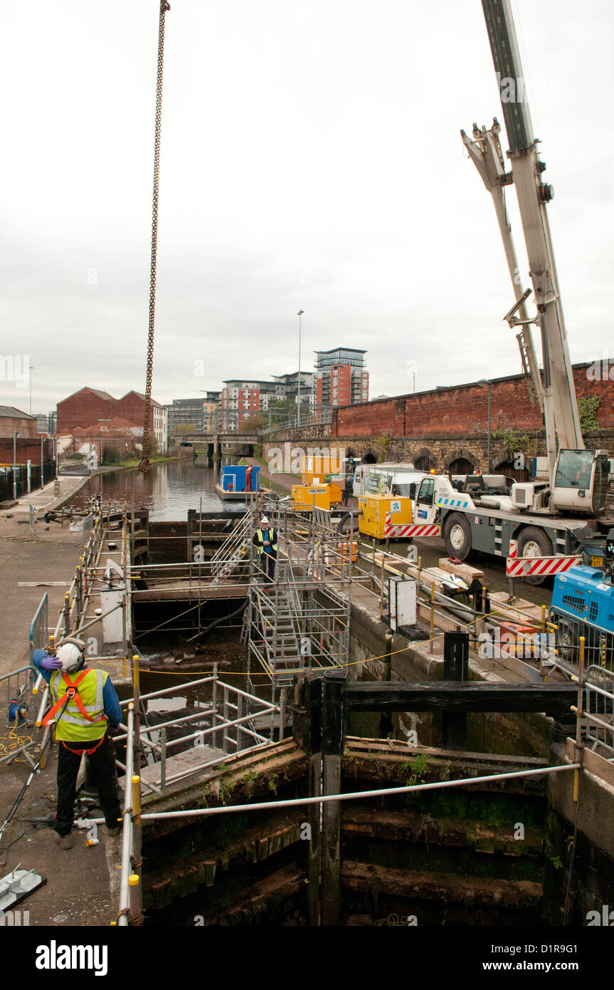 Office lock; Leeds & Liverpool canal, Leeds; replacing a lock gate ...