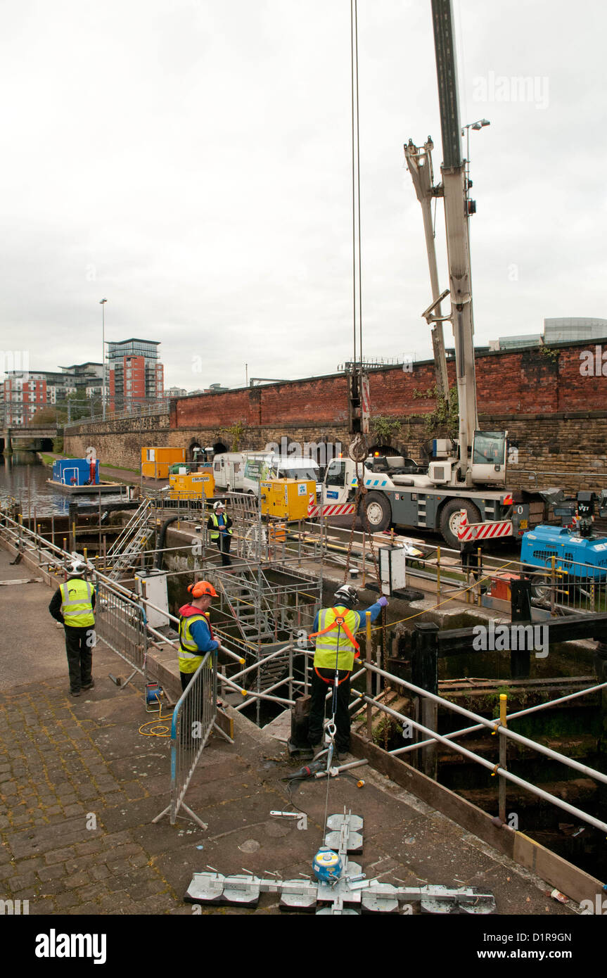Office lock; Leeds & Liverpool canal, Leeds; replacing a lock gate ...