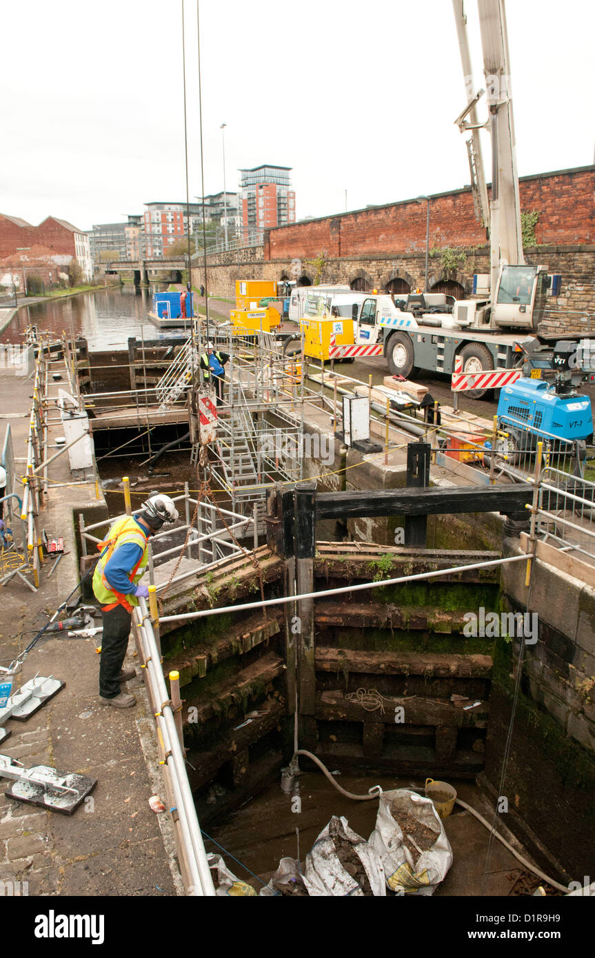 Office lock; Leeds & Liverpool canal, Leeds; replacing a lock gate ...