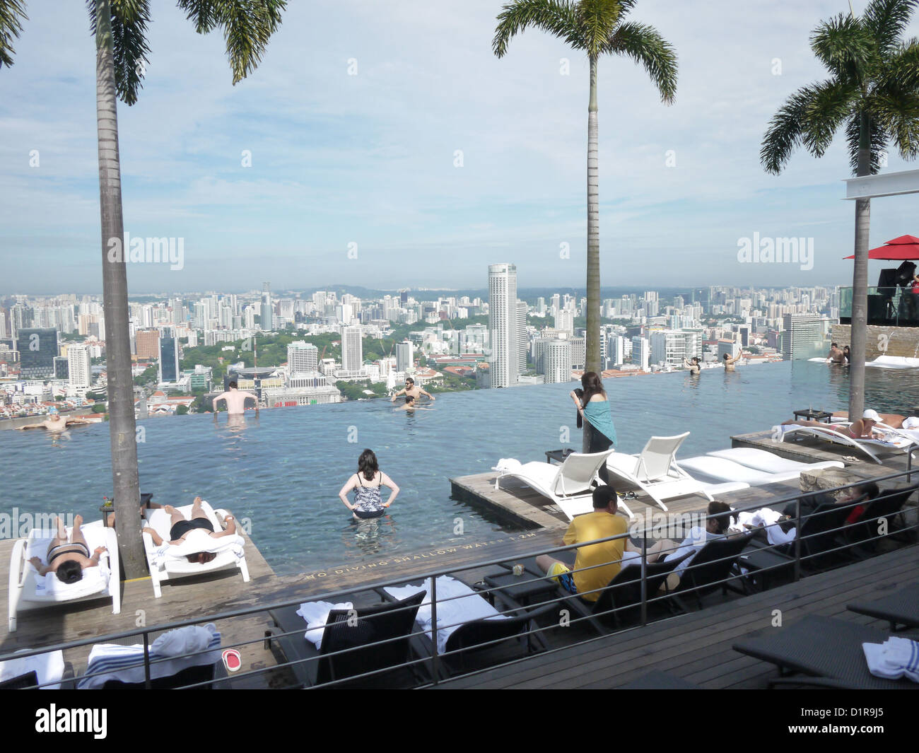 Marina bay sands rooftop hi-res stock photography and images - Alamy