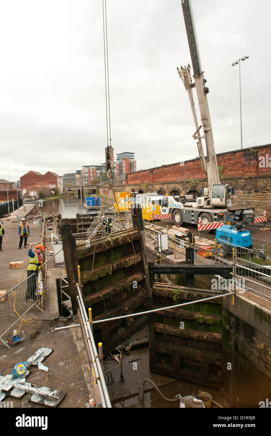Lock gate leeds liverpool canal hi-res stock photography and images - Alamy