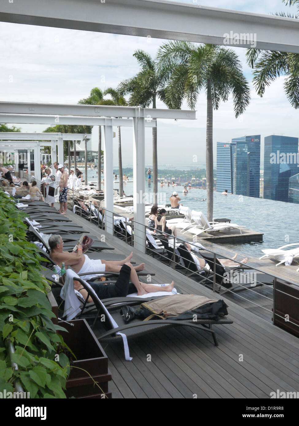 patio infinity pool singapore Stock Photo - Alamy