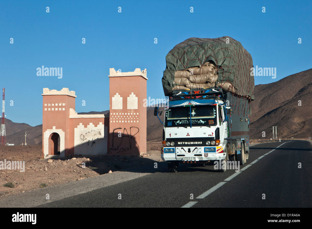 Overloaded truck people hi-res stock photography and images - Alamy