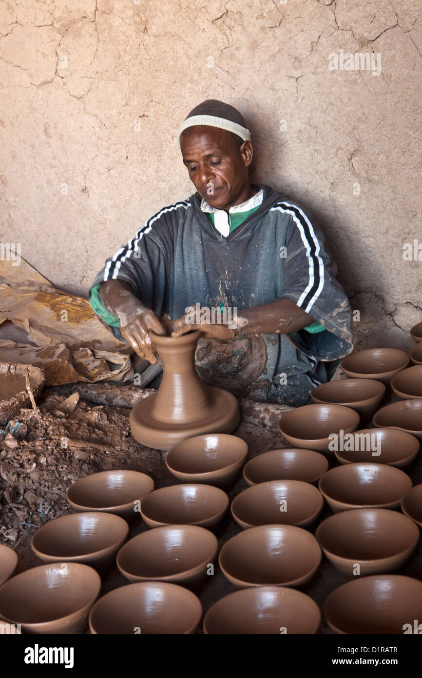 African pottery making hi-res stock photography and images - Alamy