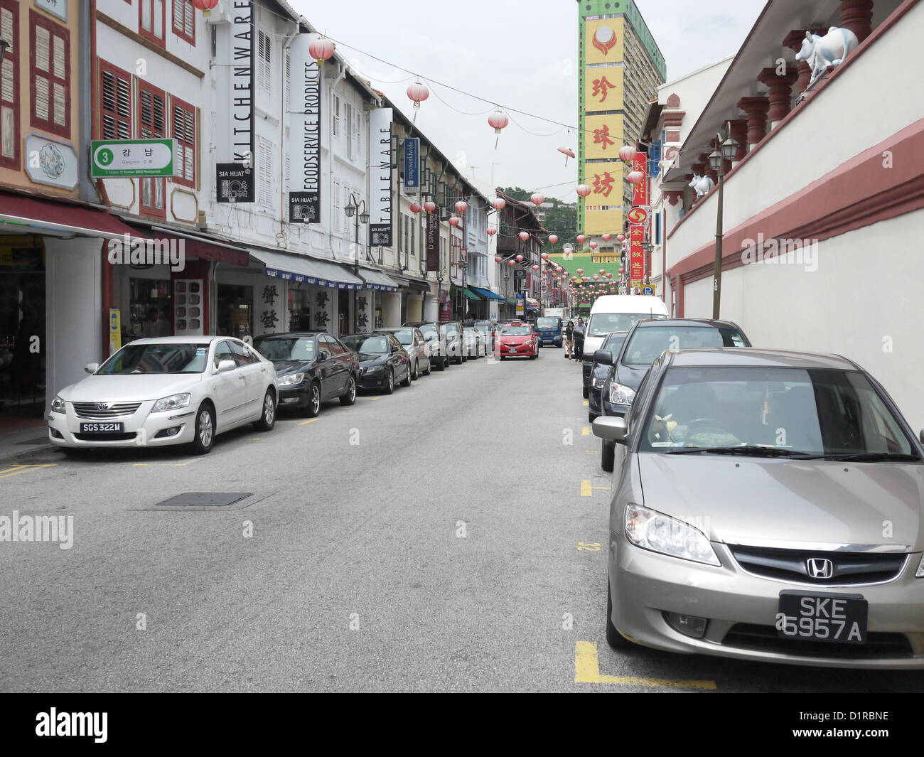 cars parked side street Asia Stock Photo - Alamy