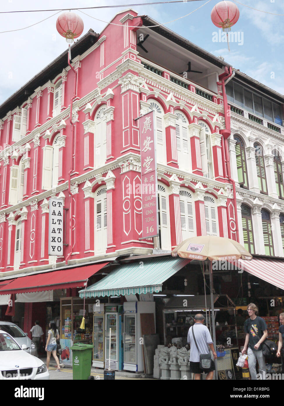 red colonial building facade singapore chinatown Stock Photo - Alamy