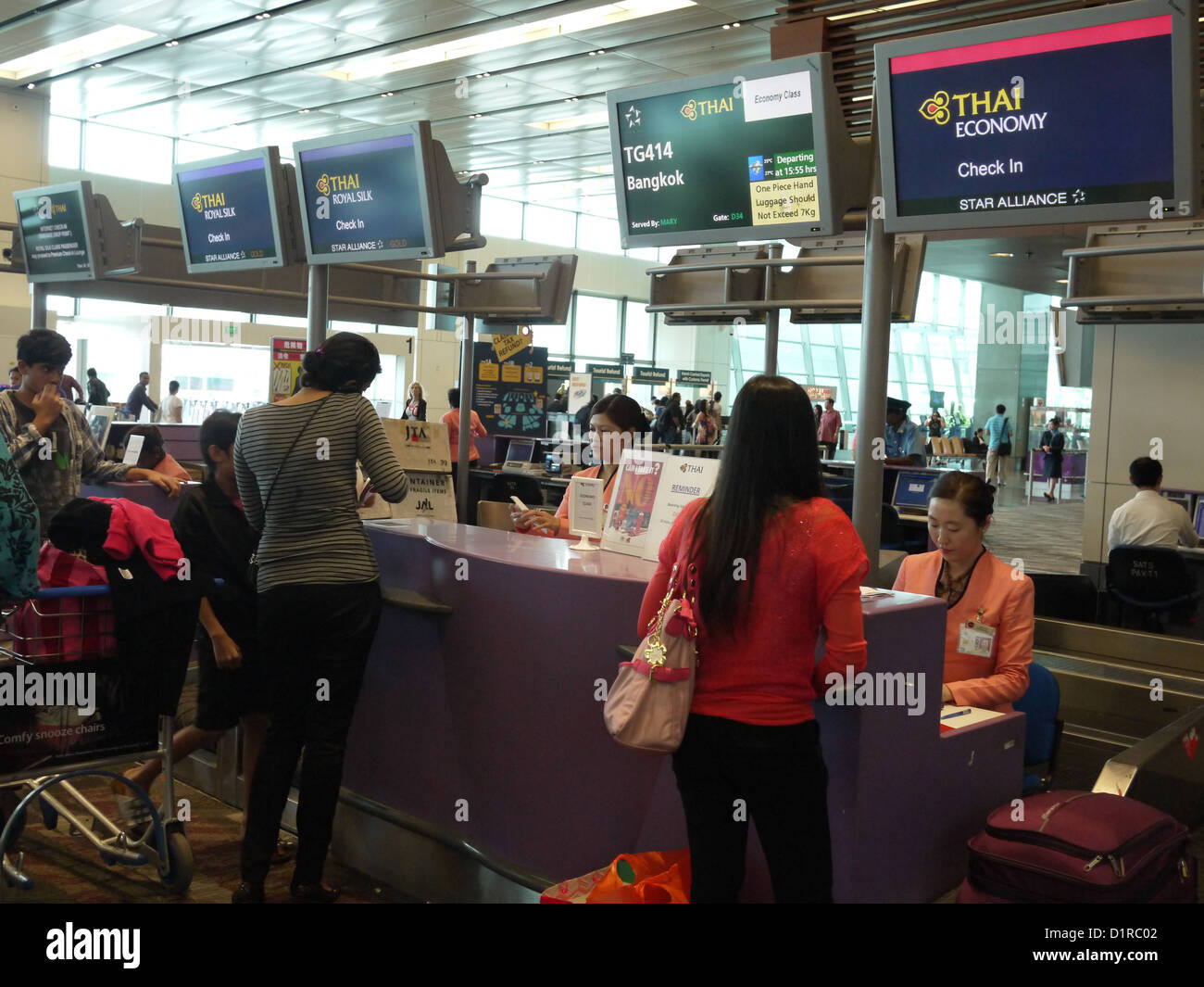 singapore changi airport check-in counter Stock Photo - Alamy