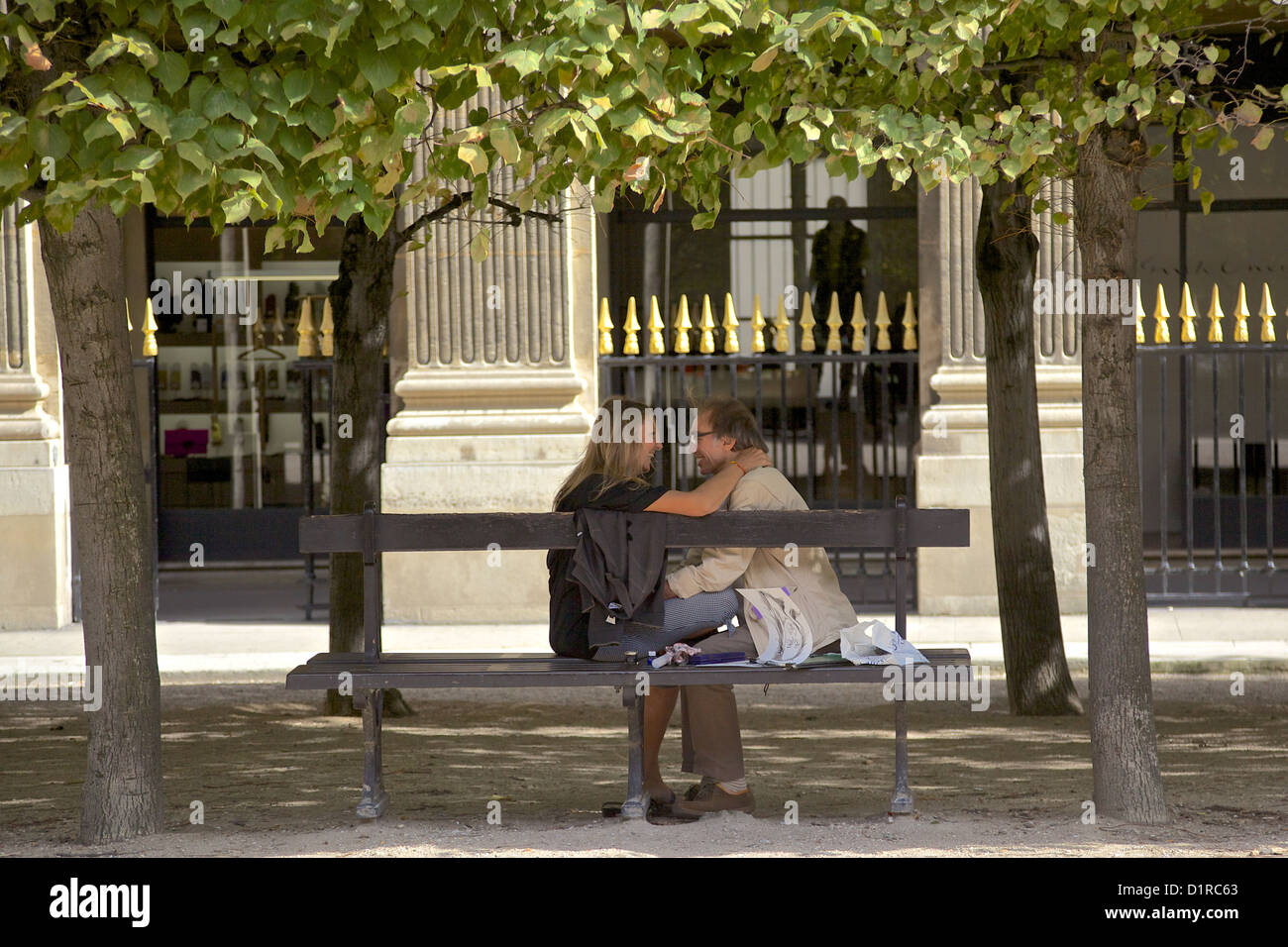 People sitting in shade hot hi-res stock photography and images - Alamy