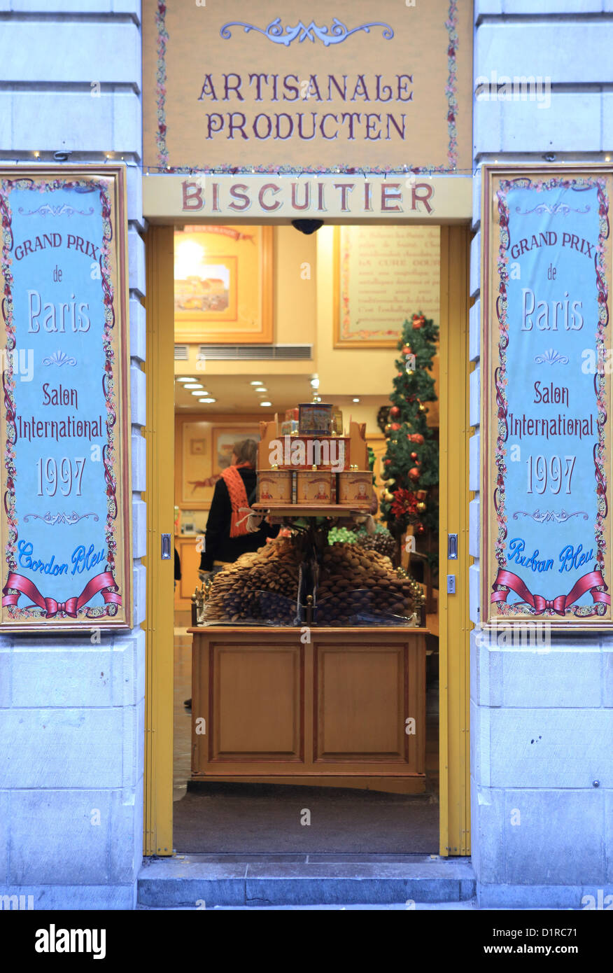 A traditional biscuit shop at Christmas time near the Grand Place, in ...