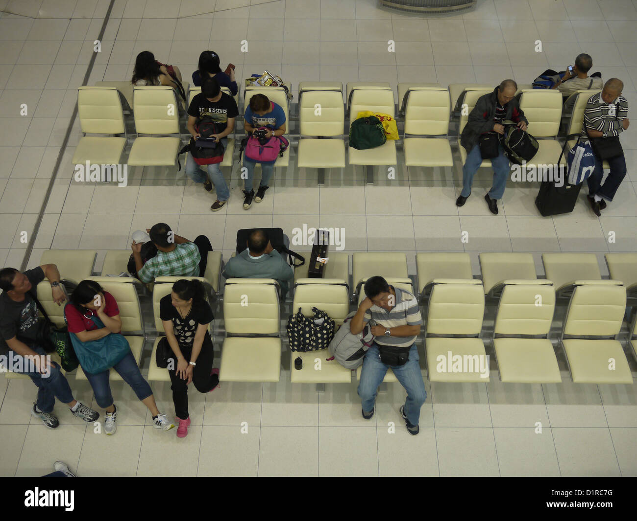 Bangkok airport passenger waiting hi-res stock photography and images ...