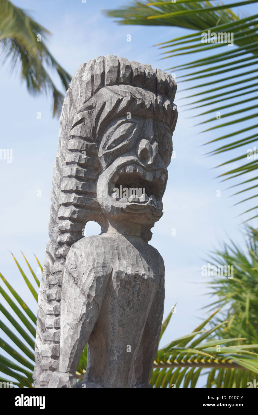 Carved wooden statue of ancient Hawaiian godPuuhonua O Honaunau Place ...