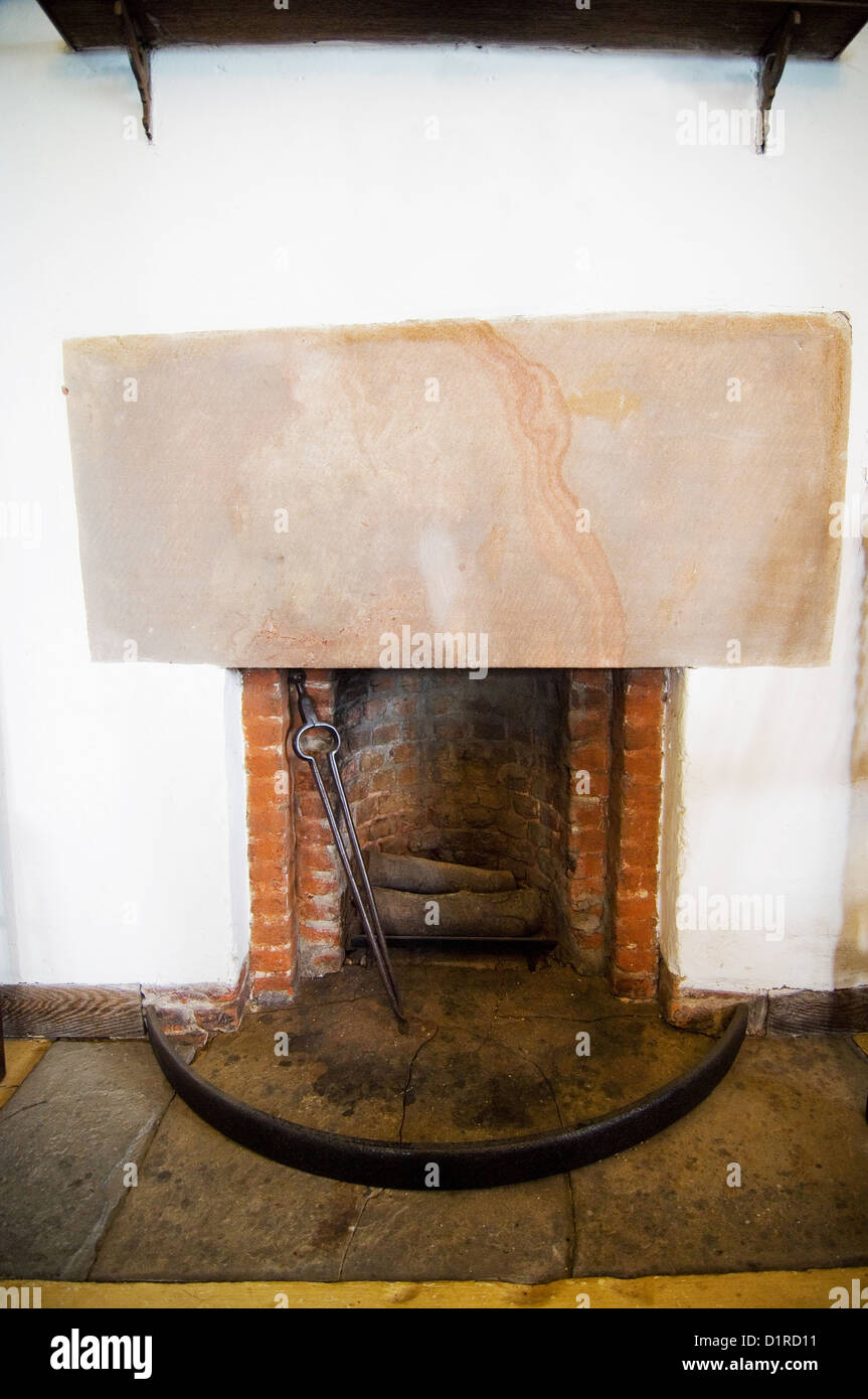 Old fireplace hi-res stock photography and images - Alamy