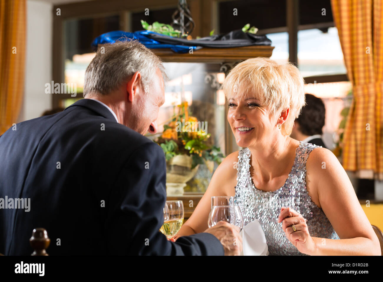 Seniors dining in restaurant hi-res stock photography and images - Alamy