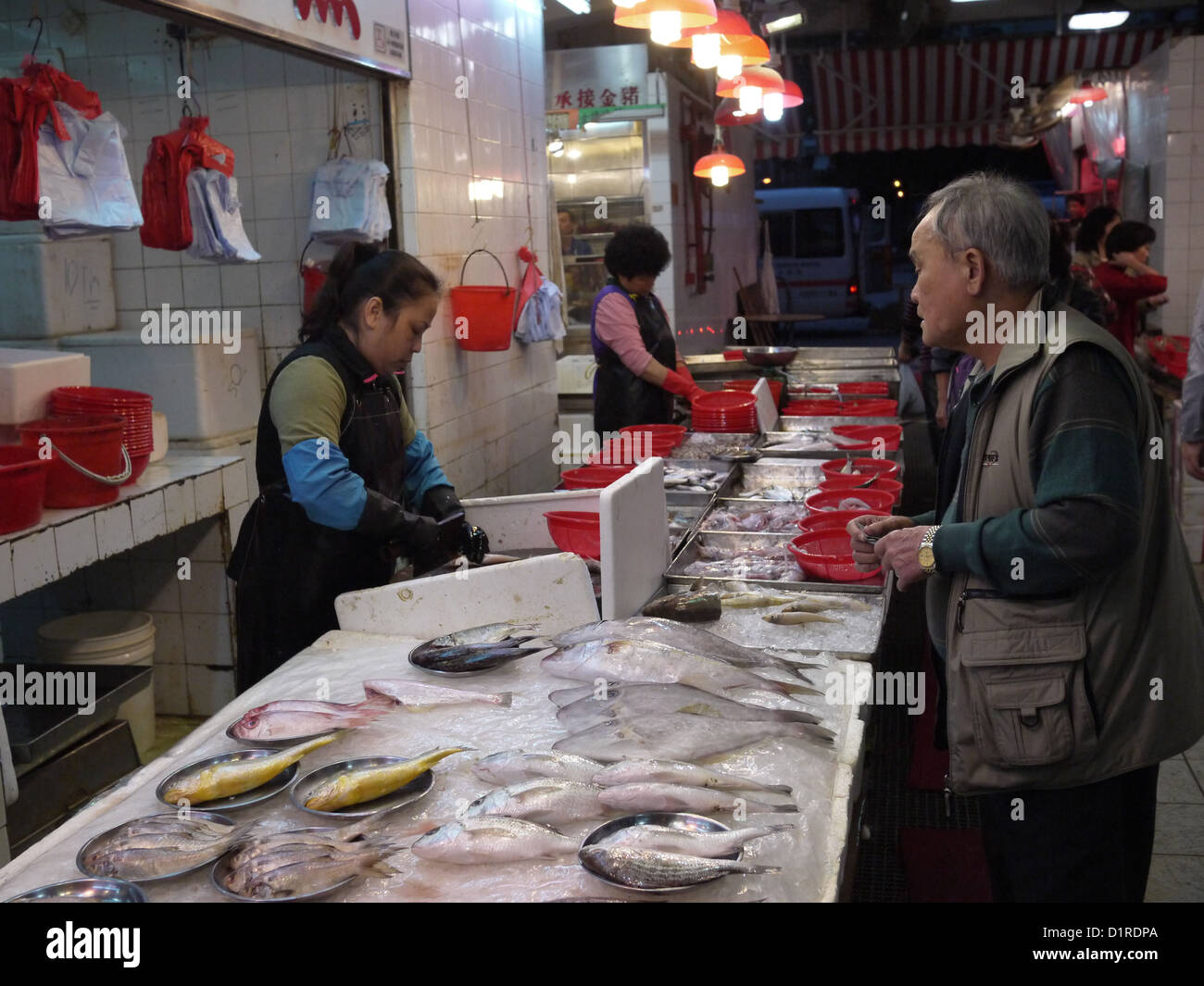 customer buying fish hong kong seafood market Stock Photo - Alamy