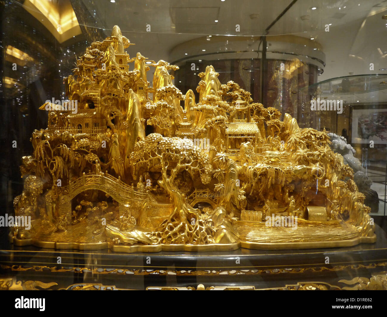 Gold sculpture hi-res stock photography and images - Alamy