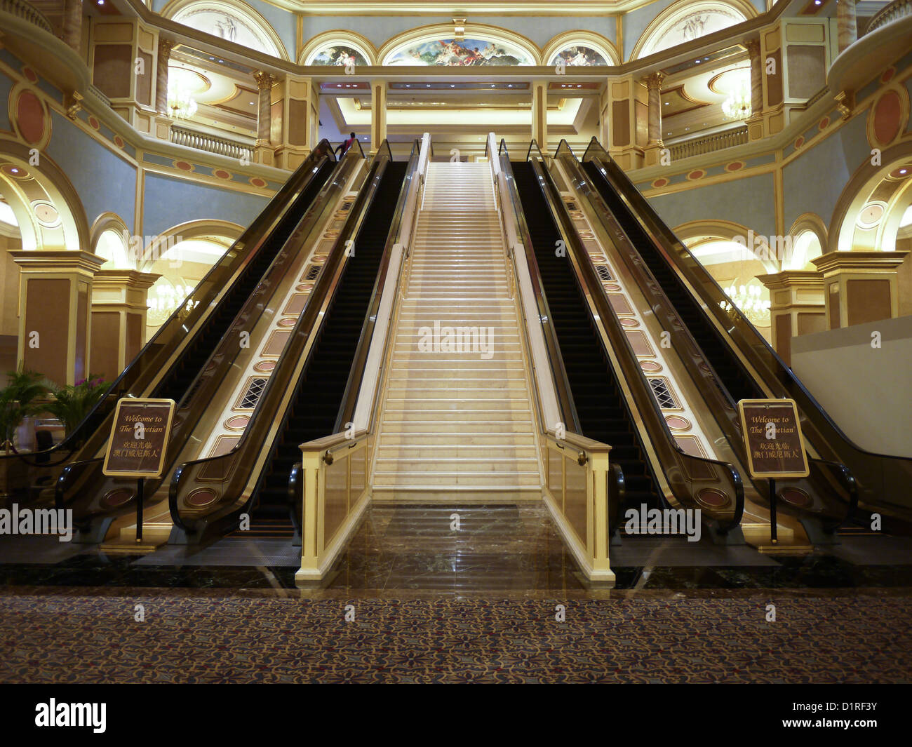 escalators Venetian hotel interior Stock Photo - Alamy