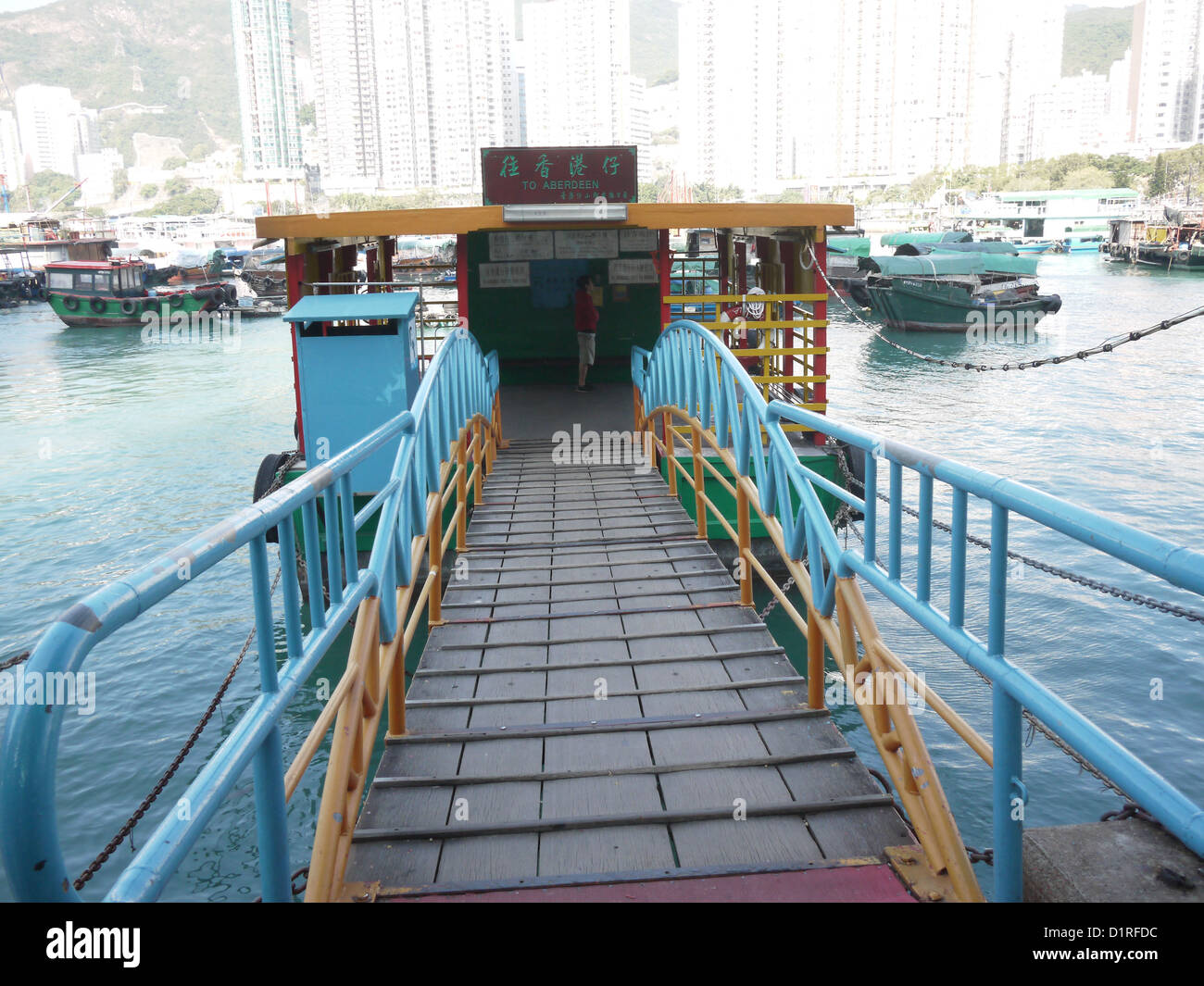 tourist junk boat ferry dock pier Stock Photo - Alamy