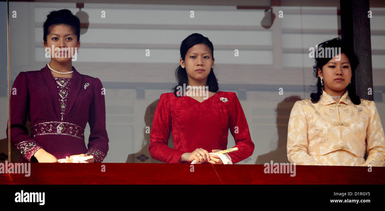 Princesses Tsuguko, Noriko and Ayako show to well-wishes for the new ...