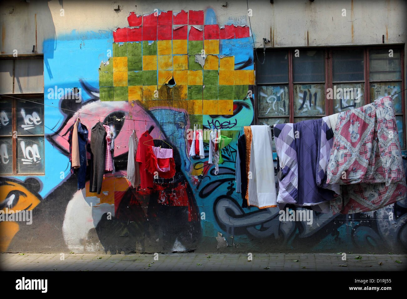 Graffiti and laundry hi-res stock photography and images - Alamy