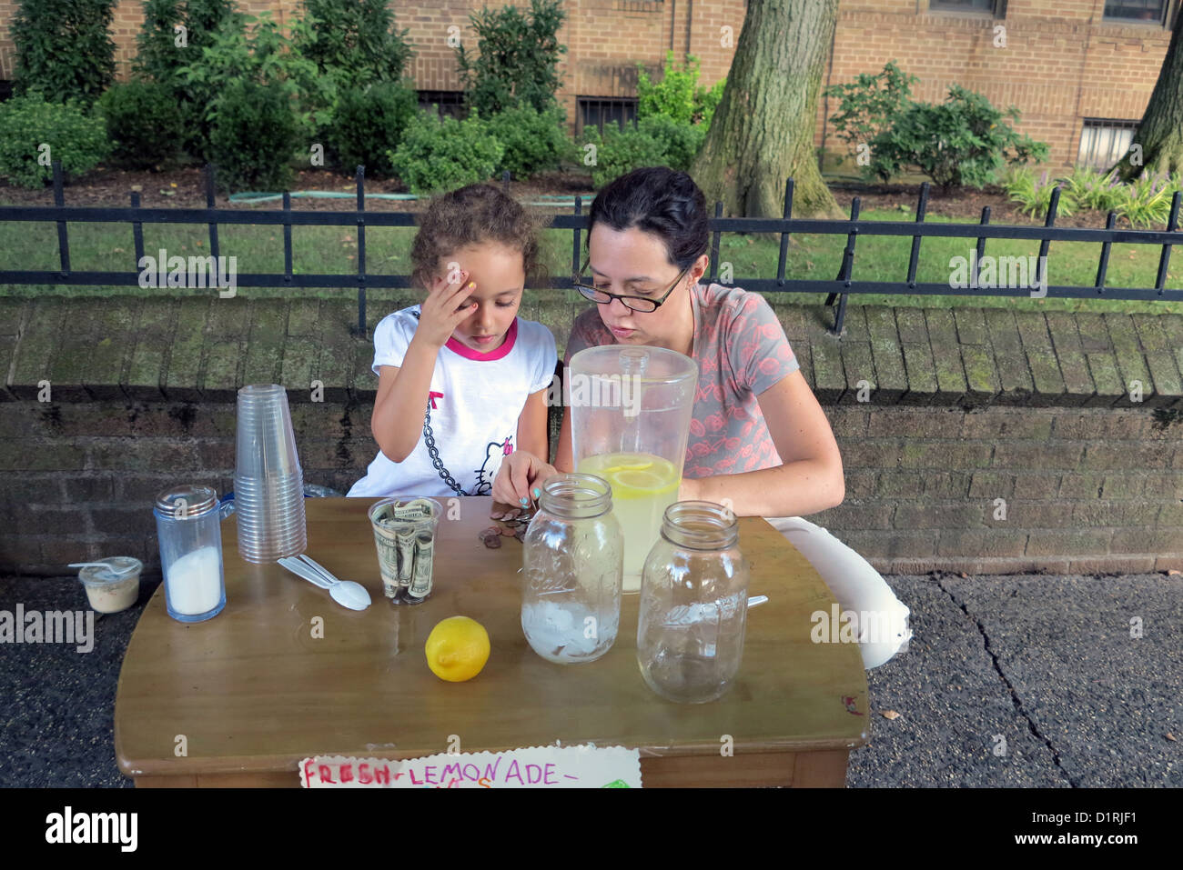 Kids at a lemonade stand hi-res stock photography and images - Alamy