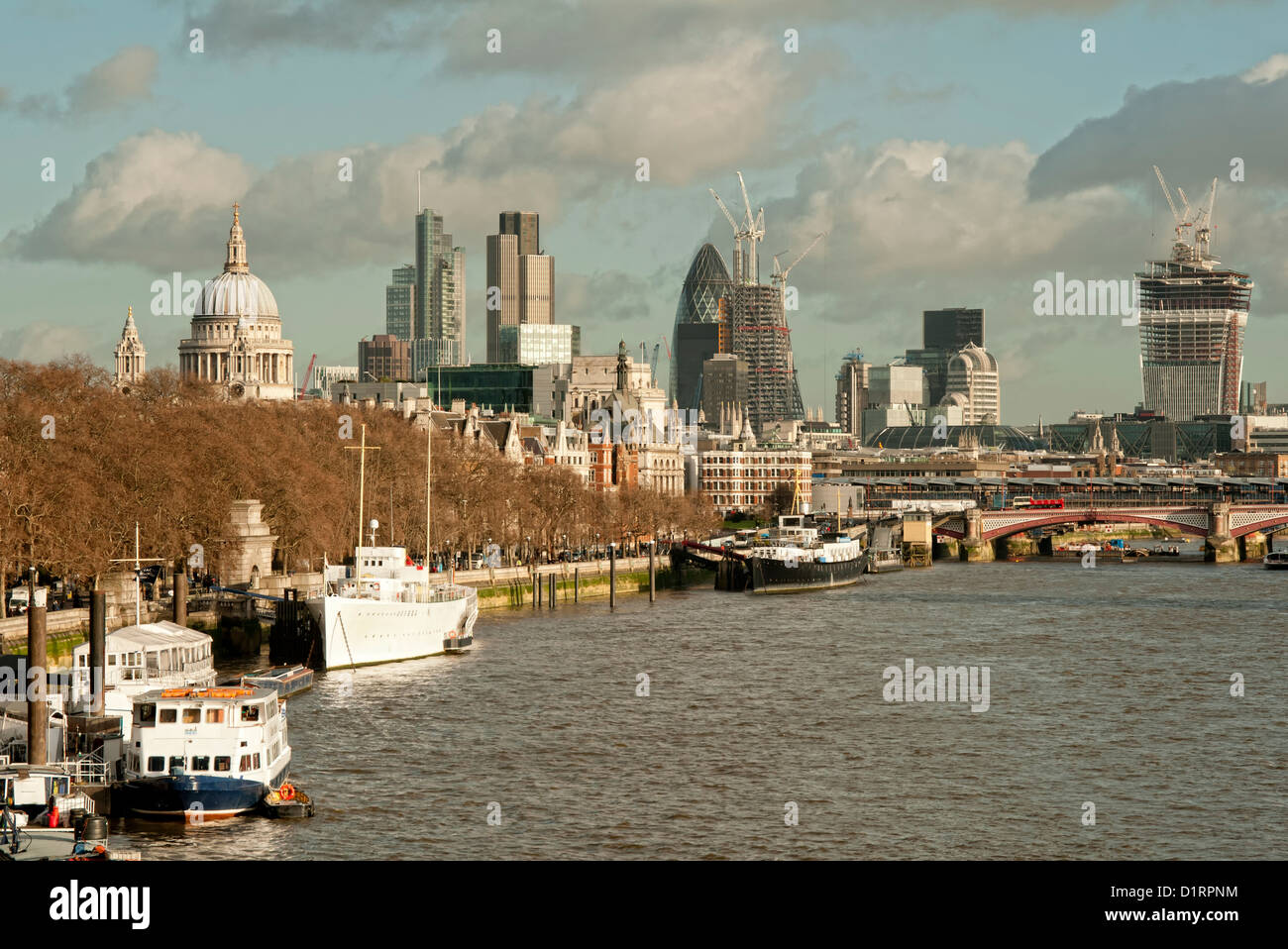 Thames landmarks hi-res stock photography and images - Alamy