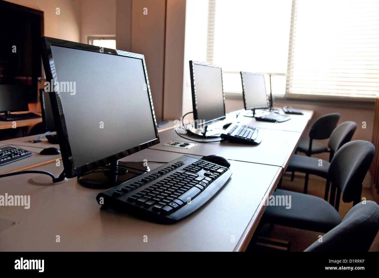Row desktop pcs workplaces in hi-res stock photography and images - Alamy