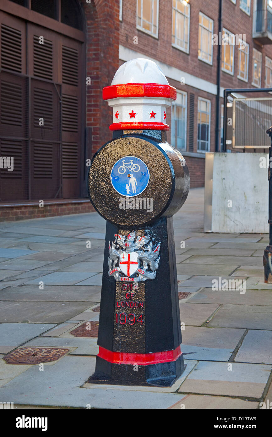 City of london bollard hi-res stock photography and images - Alamy