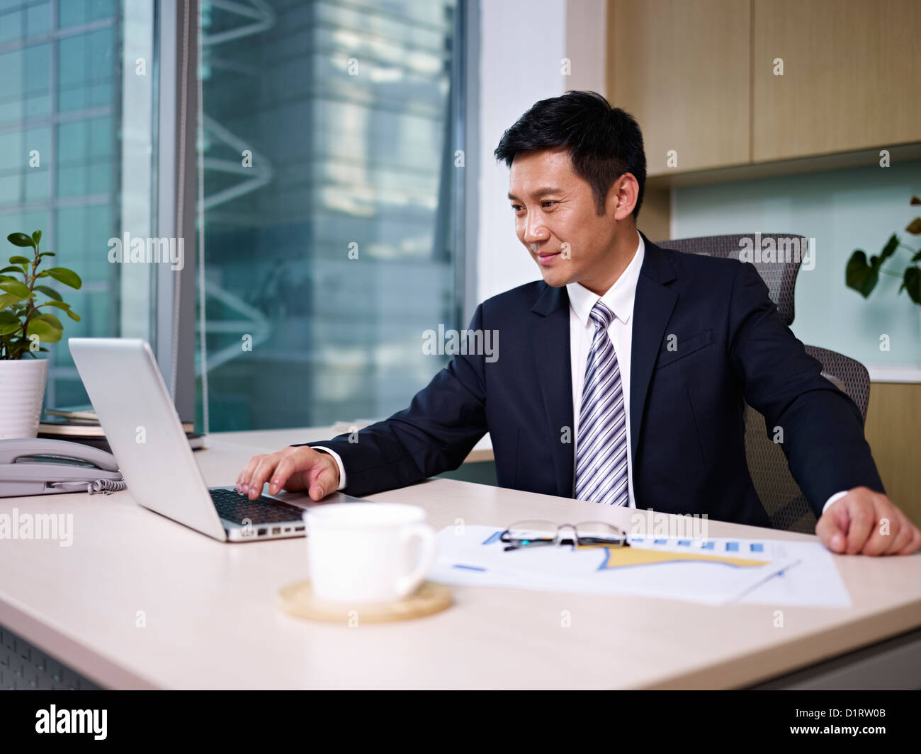 Chinese businessman in suit look hi-res stock photography and images ...