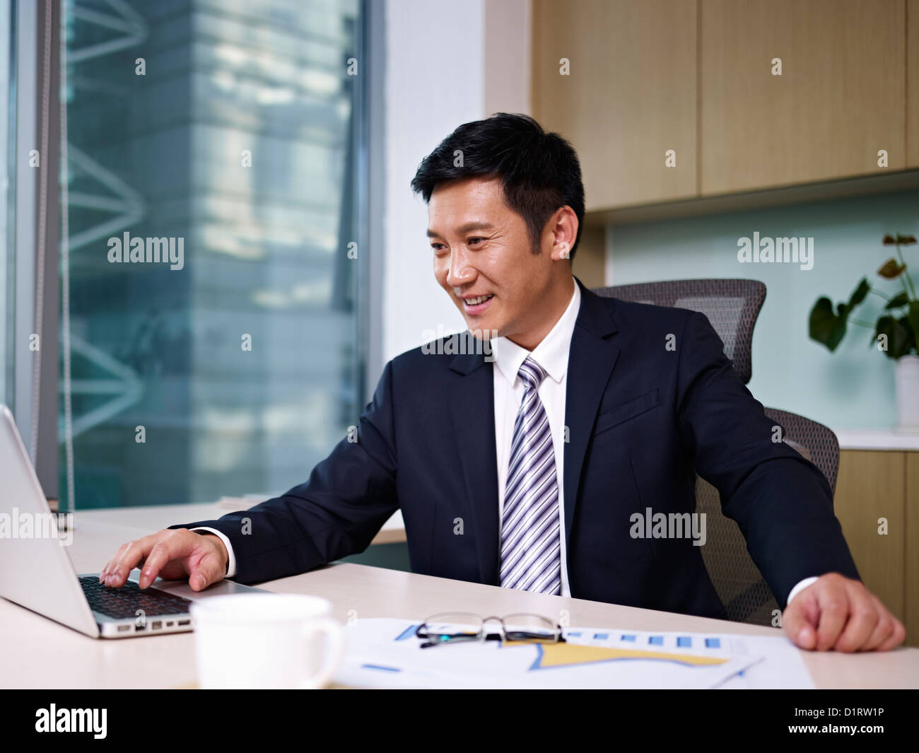 Chinese businessman in suit look hi-res stock photography and images ...