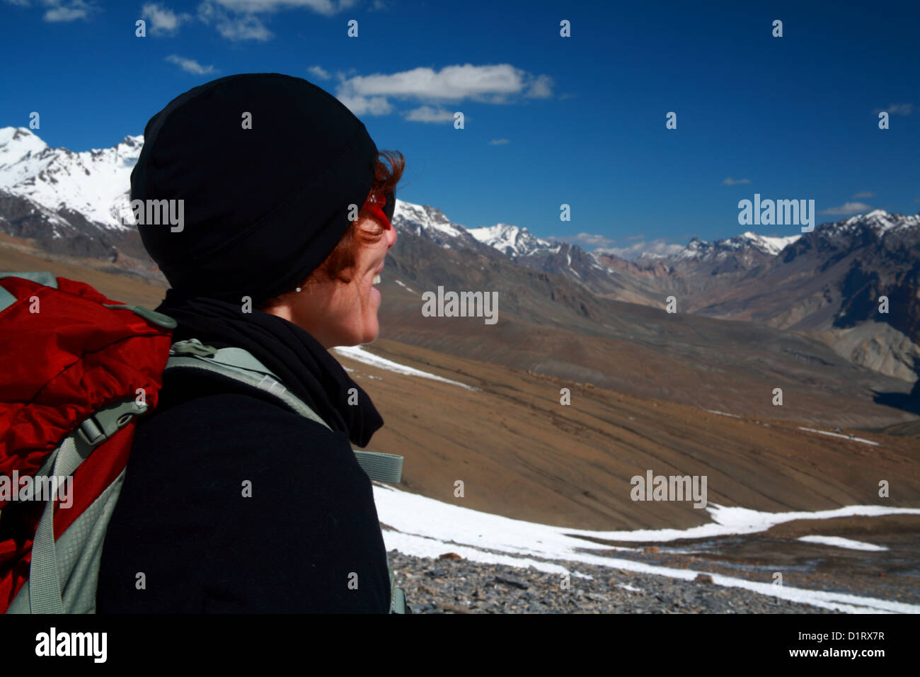 a female trekker in the indian himalayan mountains Stock Photo - Alamy