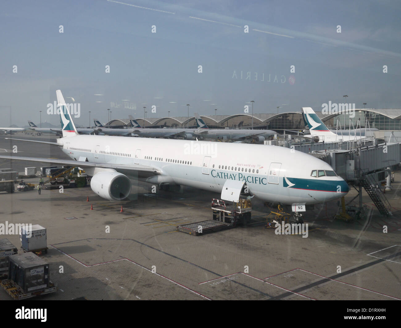 Cathay Pacific plane stop airport gate Stock Photo - Alamy
