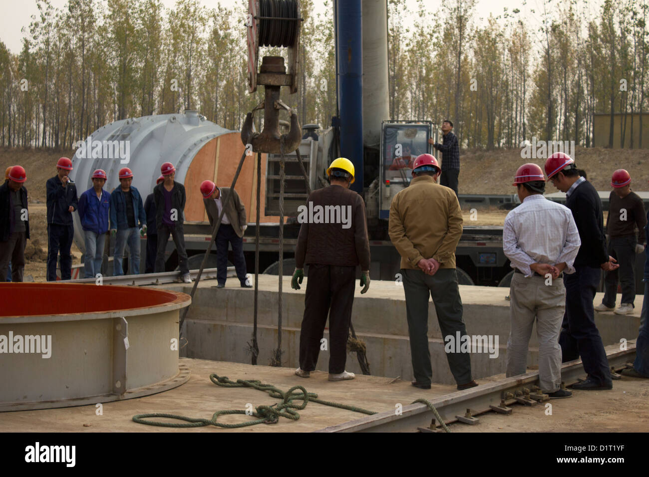 Chinese workers installing giant pump into Huinanzhuang pumping station ...