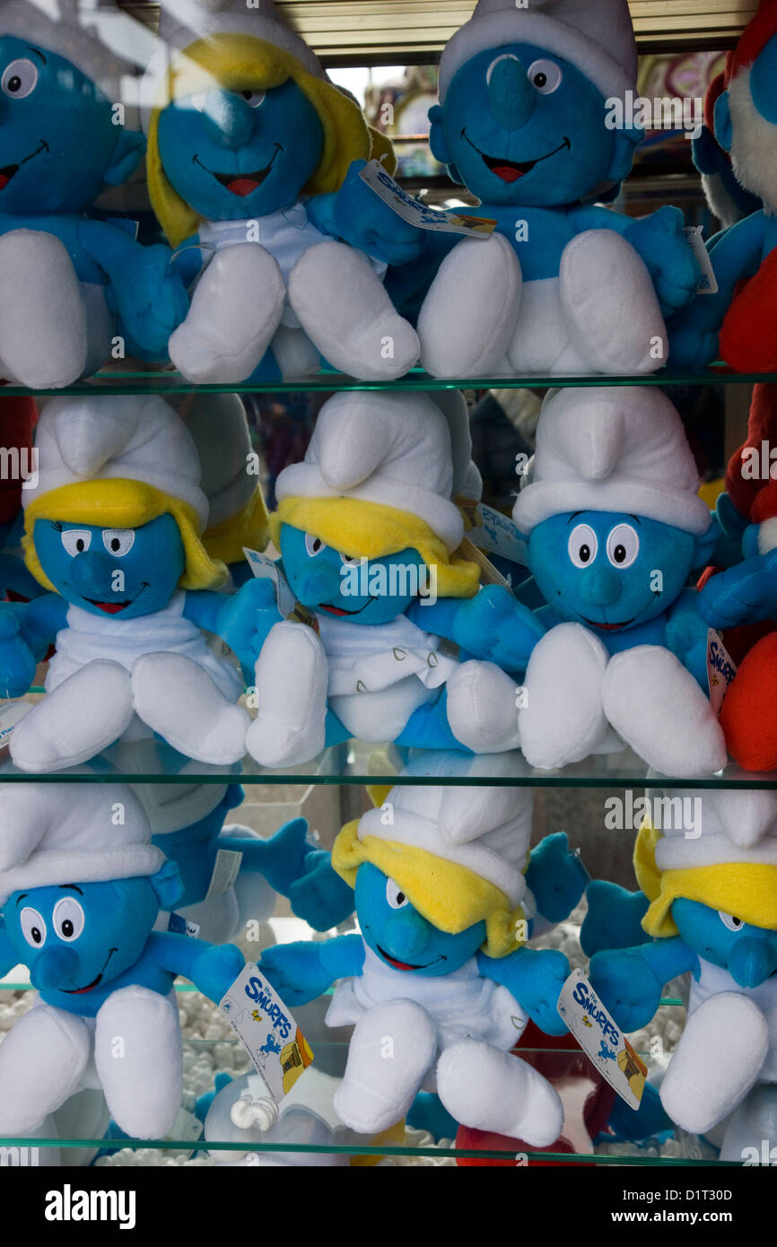 The smurfs cuddly toy prizes in the amusements on the pier Stock Photo ...