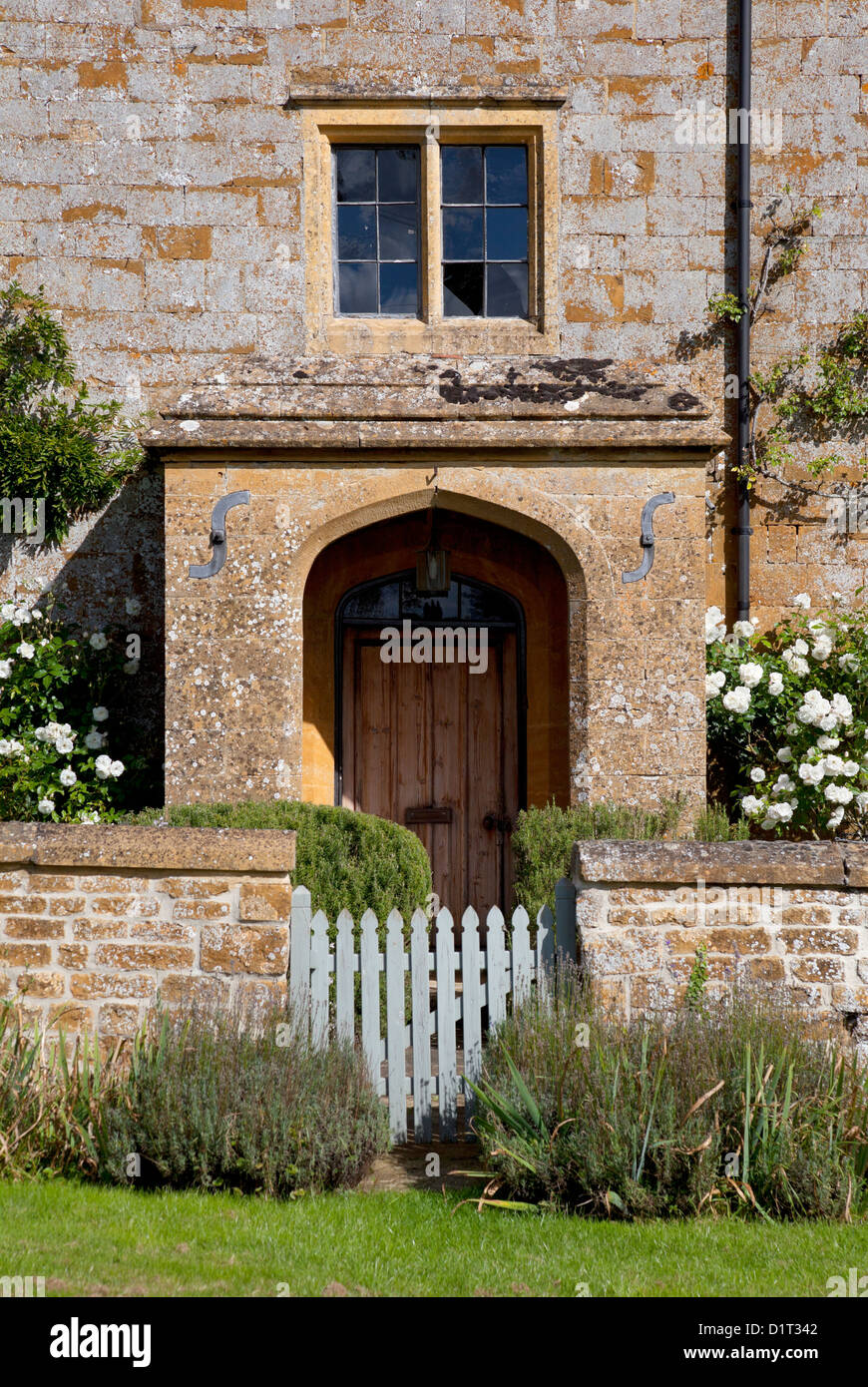 Cottage garden stone wall hi-res stock photography and images - Alamy