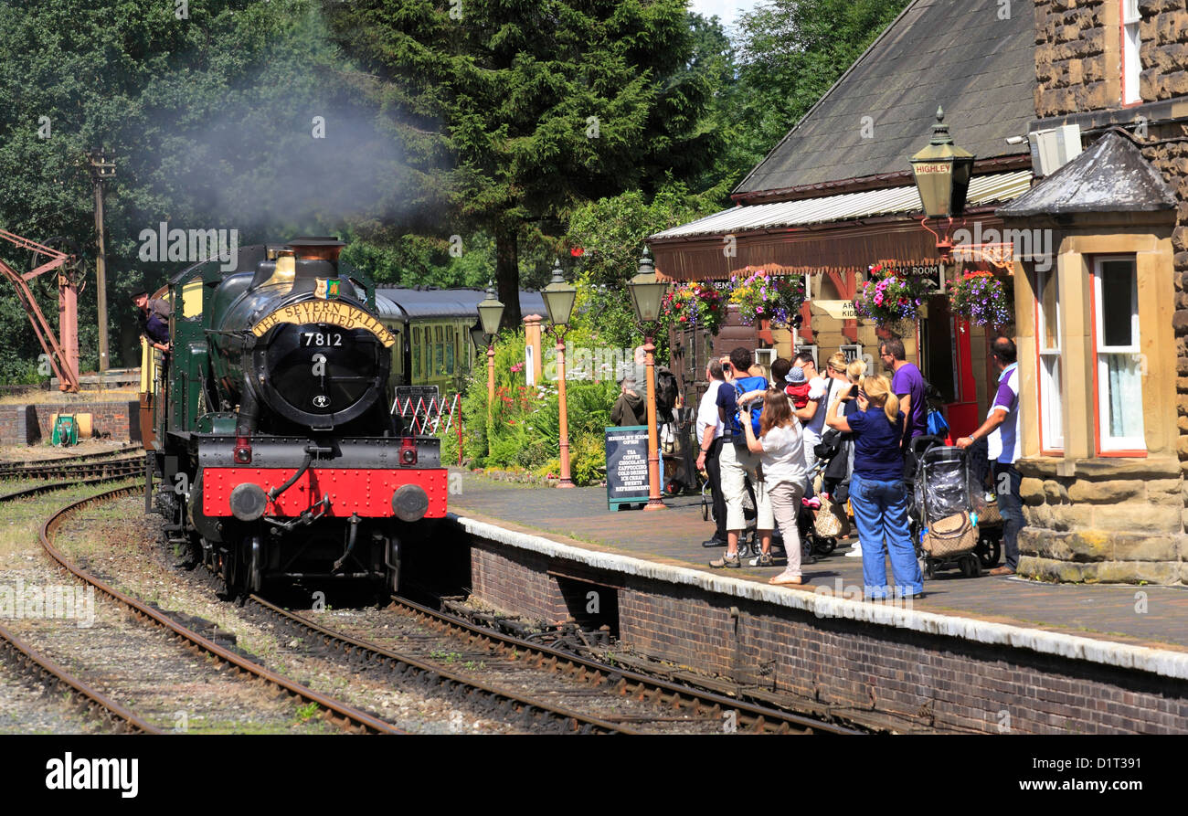 Passengers awaiting steam loco No.7812 'Erlestoke Manor' to alight at ...