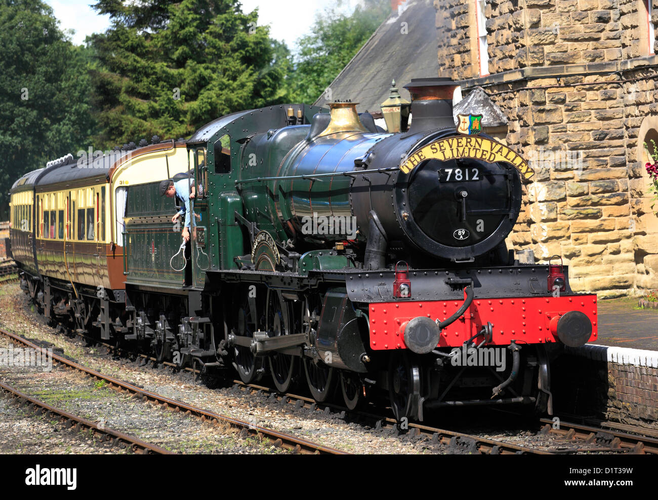 Steam loco No.7812 'Erlestoke Manor' 4-6-0 pulls into Highley Station ...