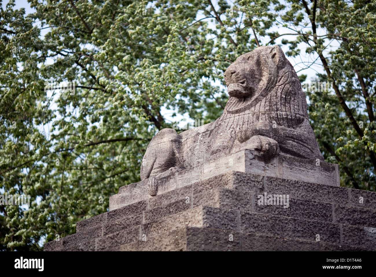 Berlin, Germany, Lion statue at the entrance of the Berlin Zoo Stock ...