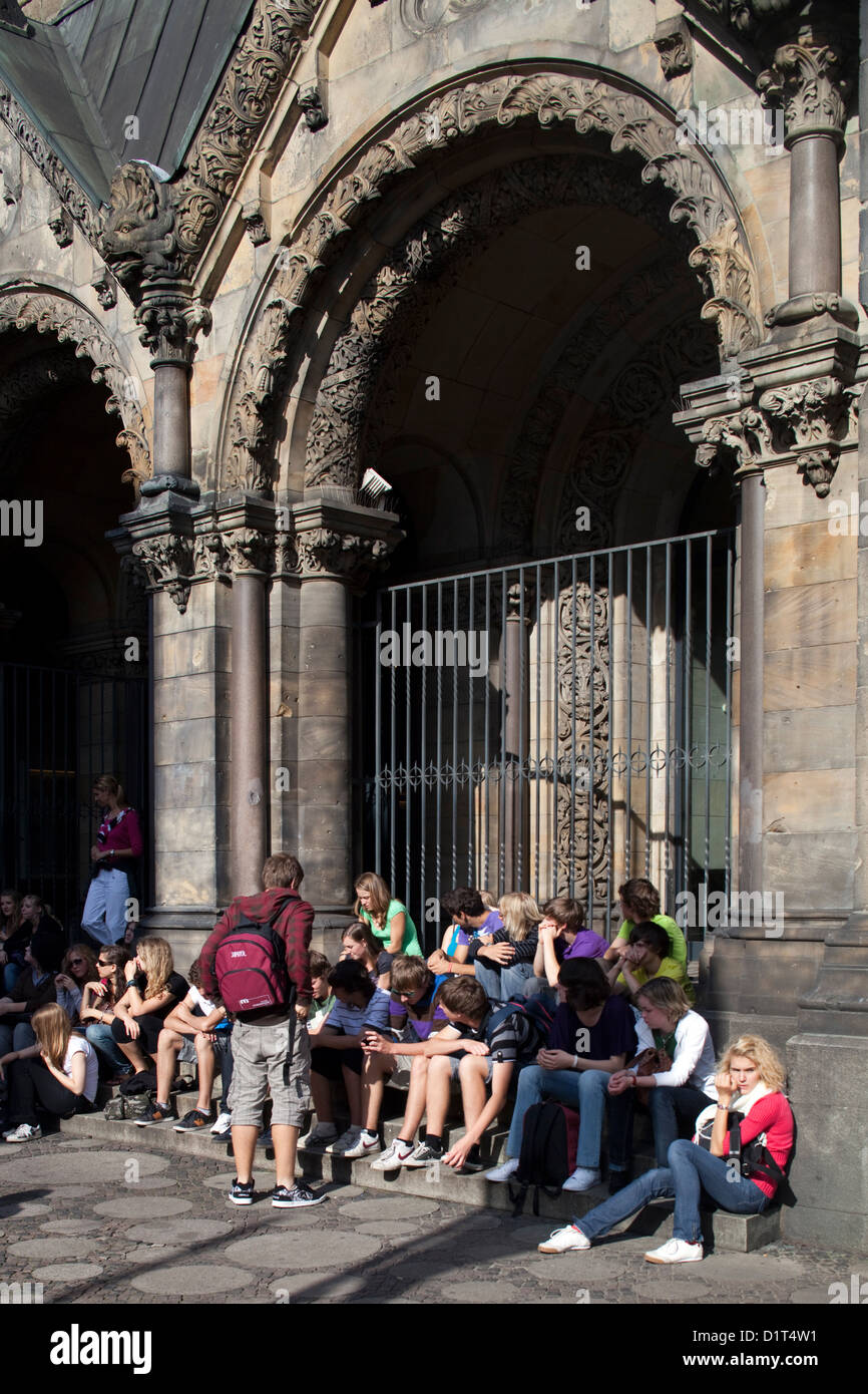 Berlin school trip students people hi-res stock photography and images ...