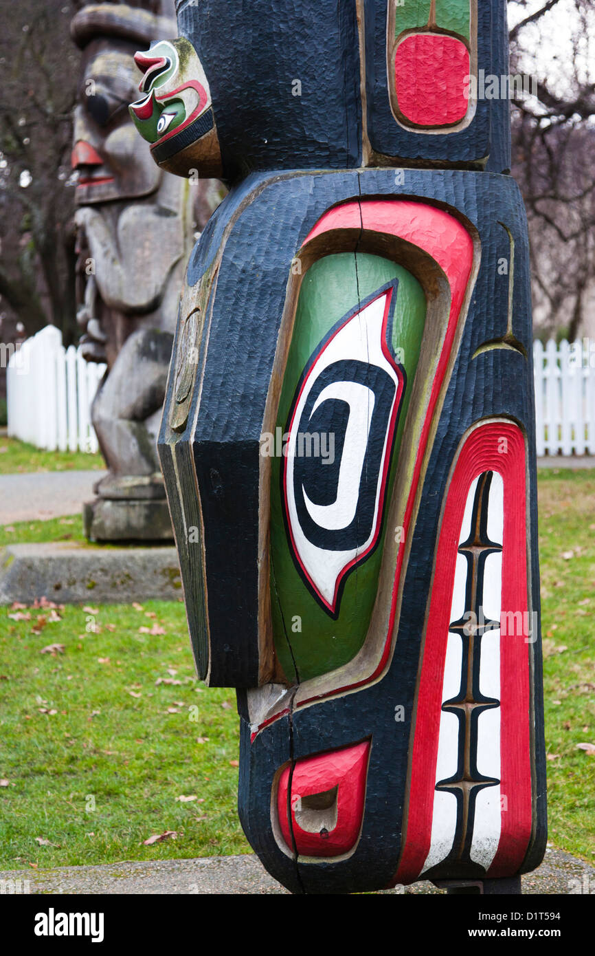 First nation totem pole hi-res stock photography and images - Alamy