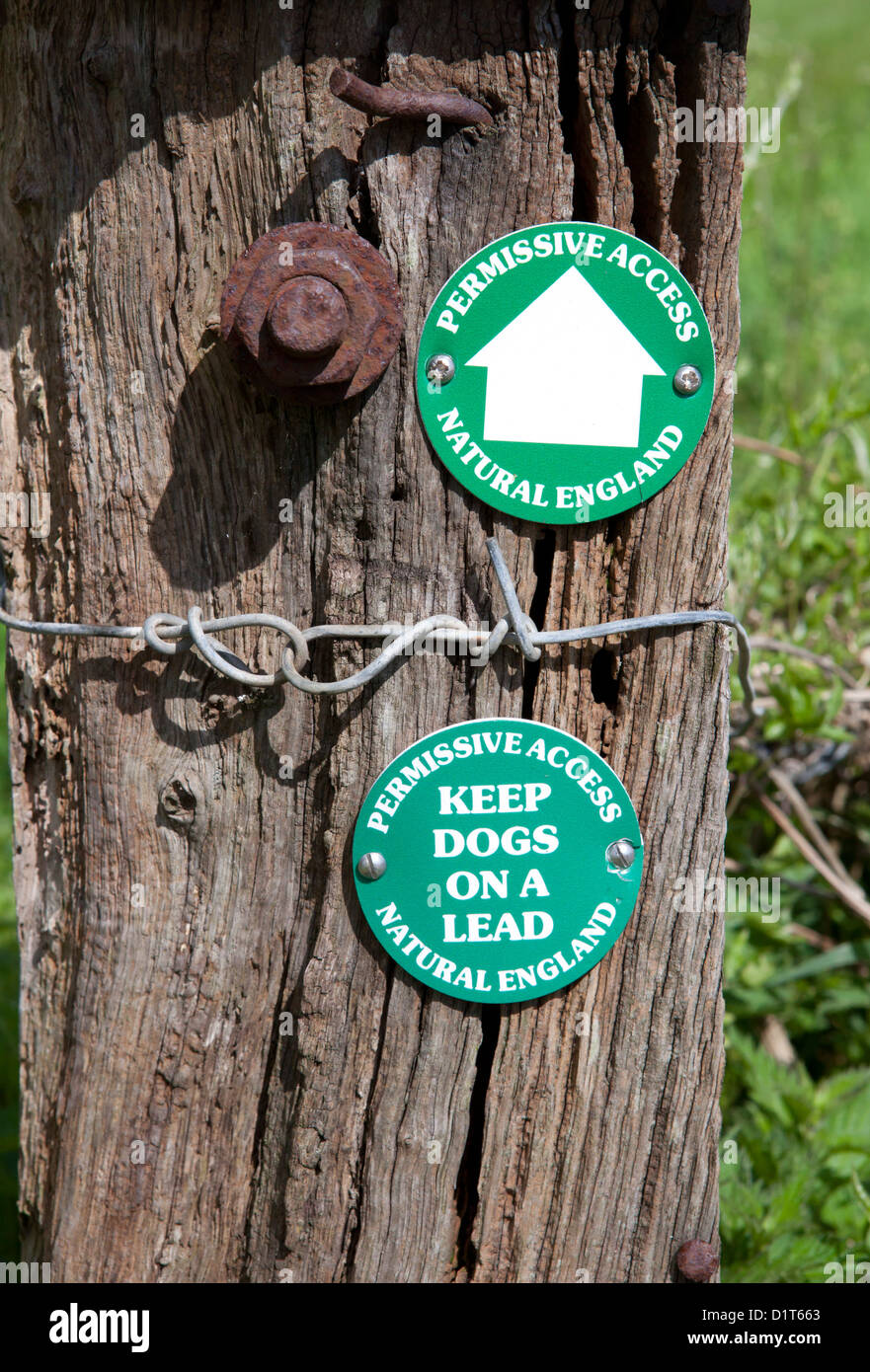Permissive footpath sign hi-res stock photography and images - Alamy