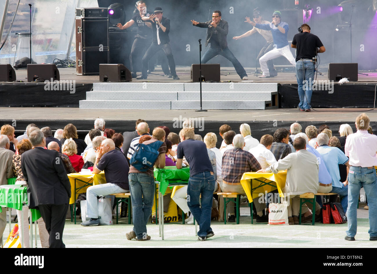Stage cover hi-res stock photography and images - Alamy