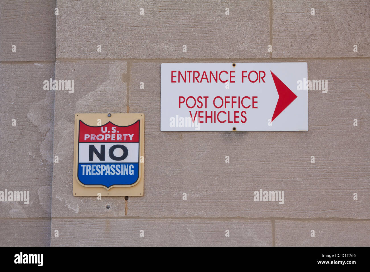 United States Post Office entrance, no trespassing sign. Oak Park ...