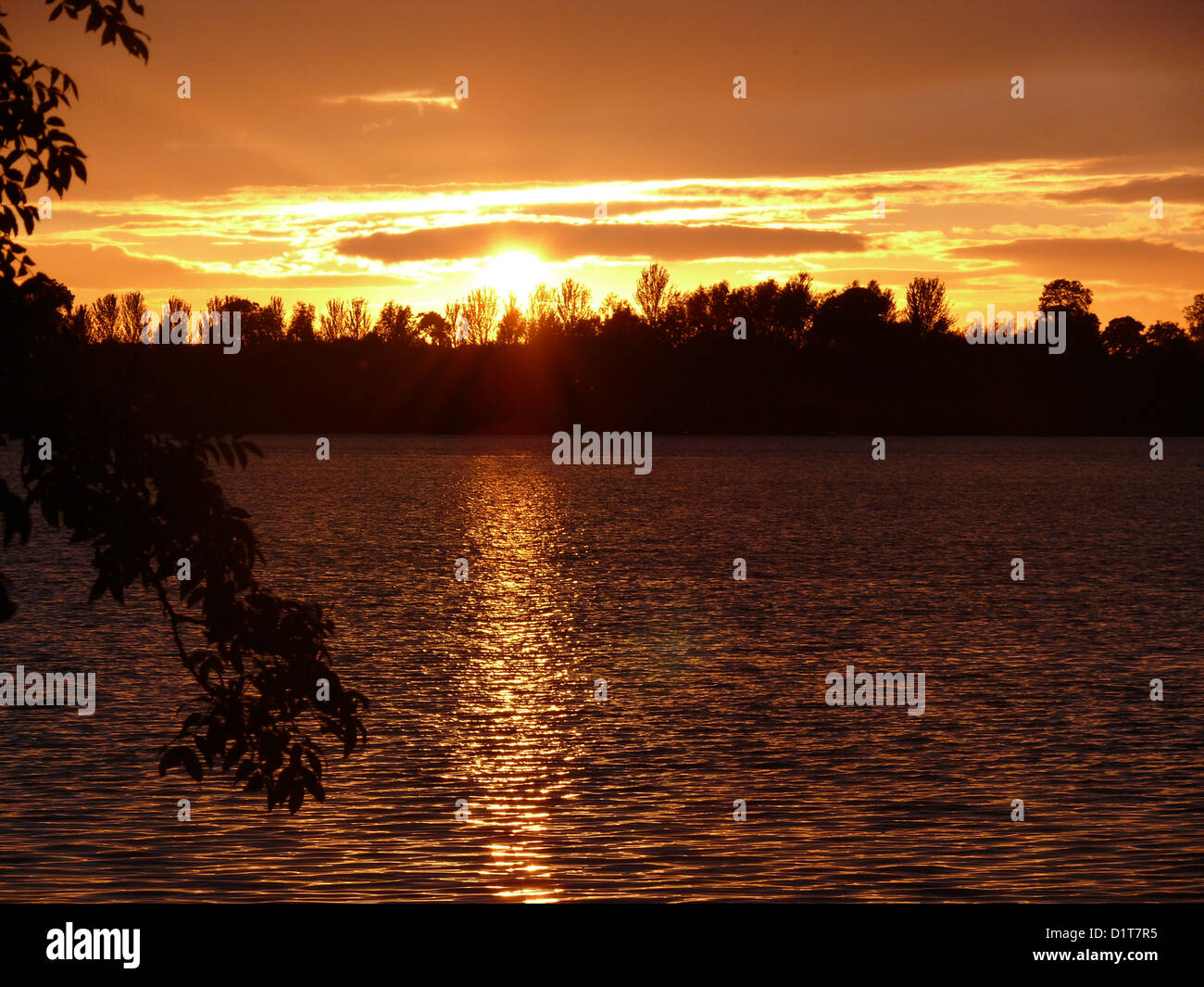 Cotswolds lake sunset Stock Photo - Alamy